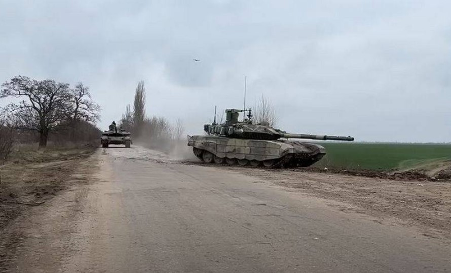 În timp ce Ucraina primește tancuri occidentale “cu țârâita”, Rusia a ...